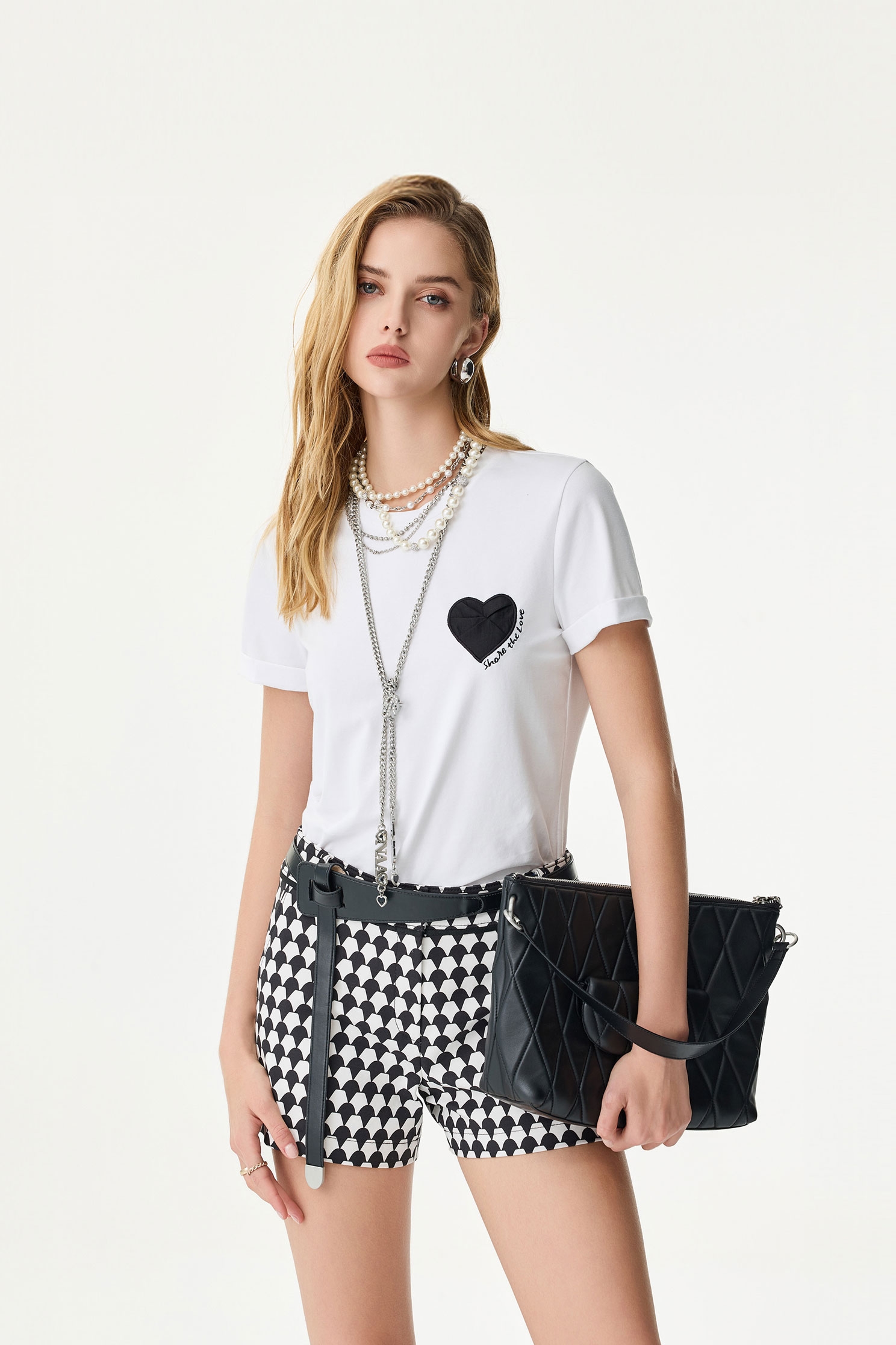 手折愛心繡花T | iROO輕奢時尚女裝洋裝品牌│輕奢華 週時尚 愛自己 不打折