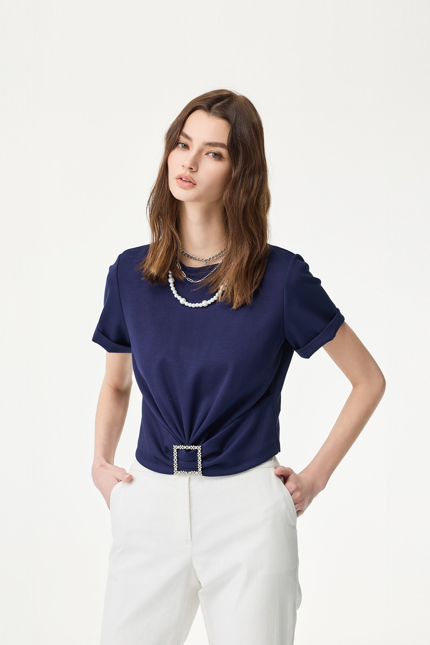 海軍牡丹藍鑽釦短版T | iROO輕奢時尚女裝洋裝品牌│輕奢華 週時尚 愛自己 不打折