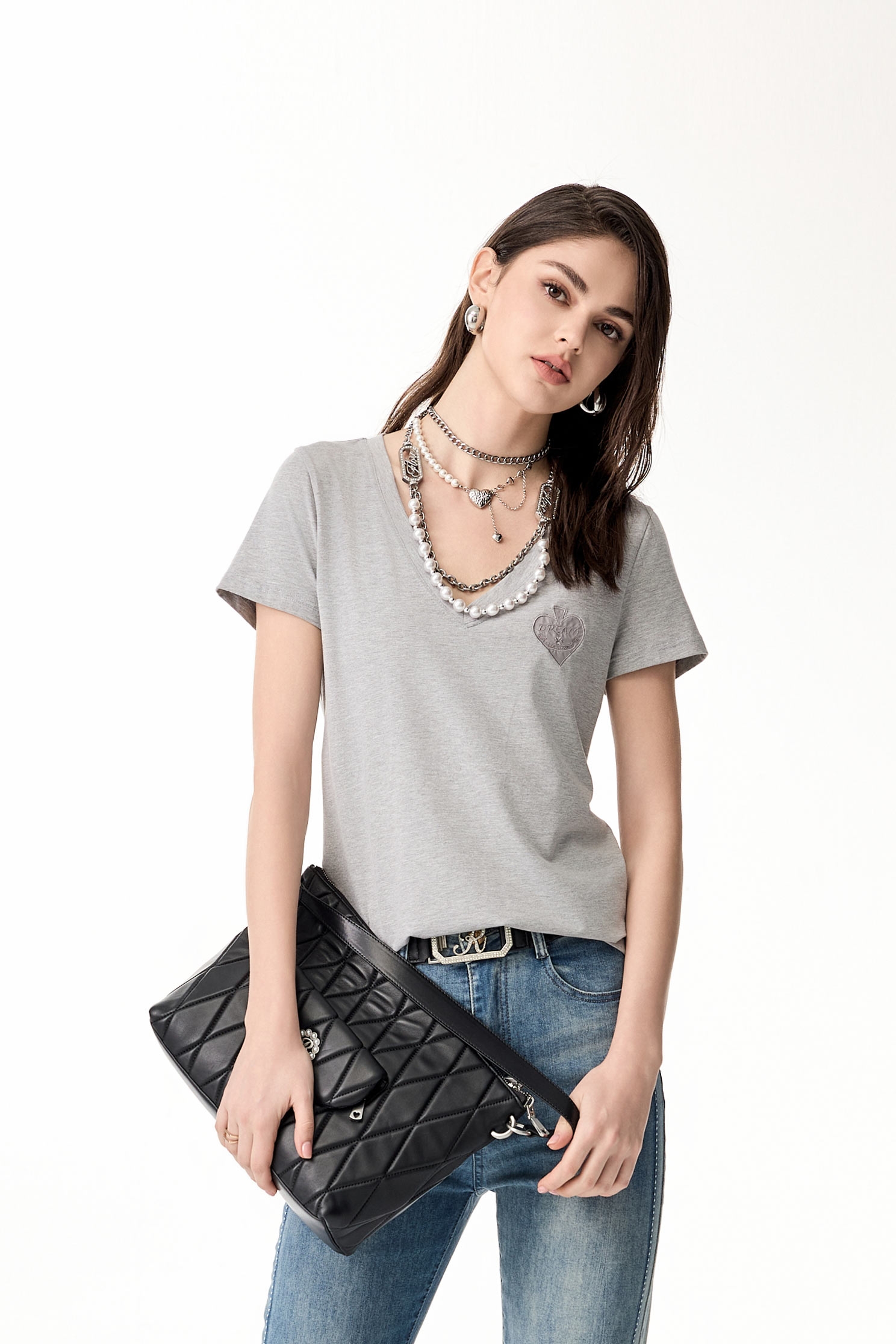 桃心圖騰刺繡T恤上衣 | iROO輕奢時尚女裝洋裝品牌│輕奢華 週時尚 愛自己 不打折